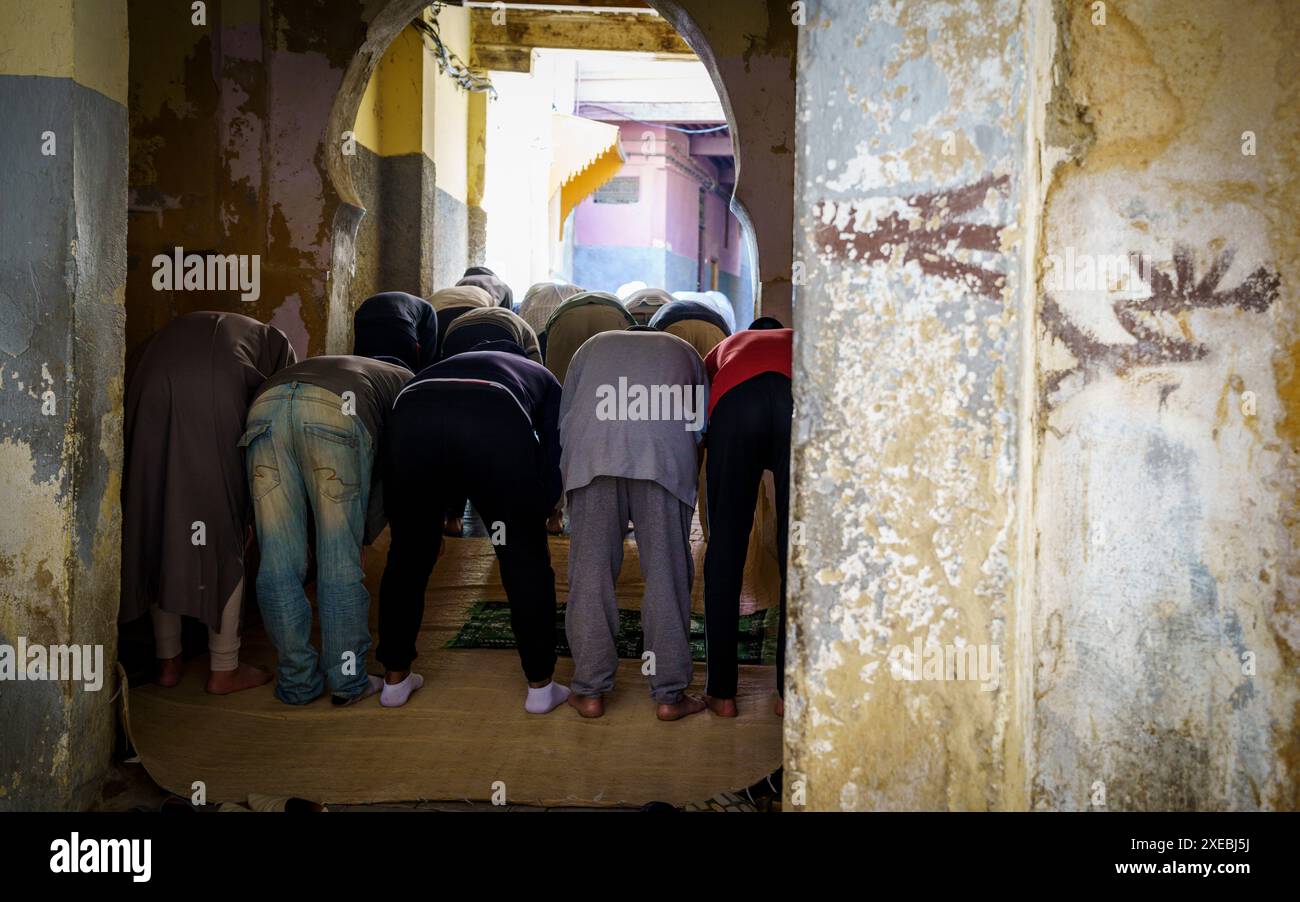 Men praying outside a mosque Stock Photo - Alamy