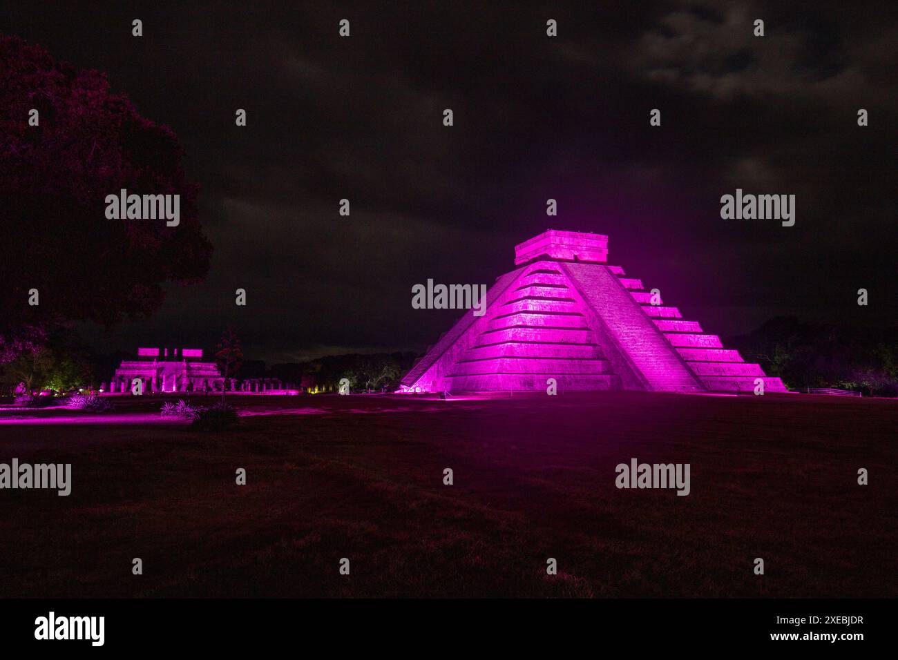 Mayan pyramid at chichen itza at night hi-res stock photography and ...