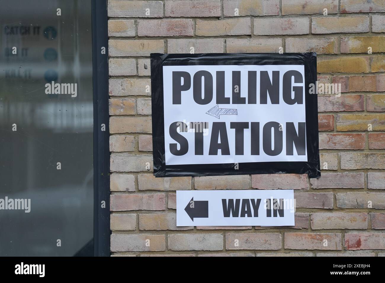 Election stations 02 hi-res stock photography and images - Alamy