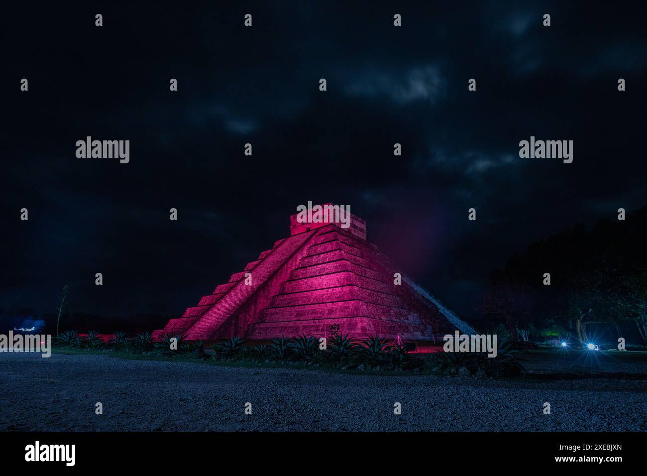 Mayan pyramid at chichen itza at night hi-res stock photography and ...