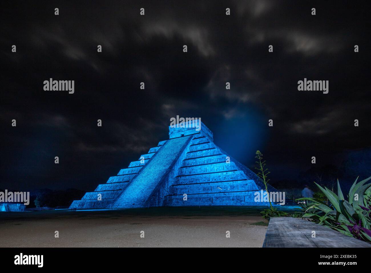Chichen Itza archaeological site, Kukulkan Pyramid with lights at night ...