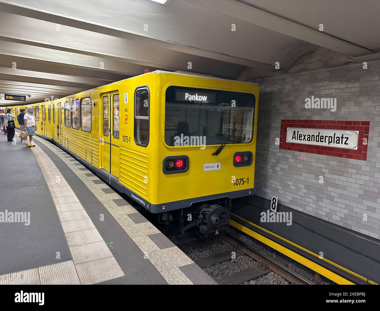 U-Bahn Zug der Linie U2 nach Pankow im Bahnhof Alexanderplatz. DEU ...