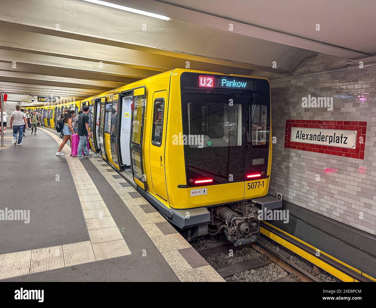 U-Bahn Zug der Linie U2 nach Pankow im Bahnhof Alexanderplatz. DEU, Deutschland, Berlin, 21.06. ...