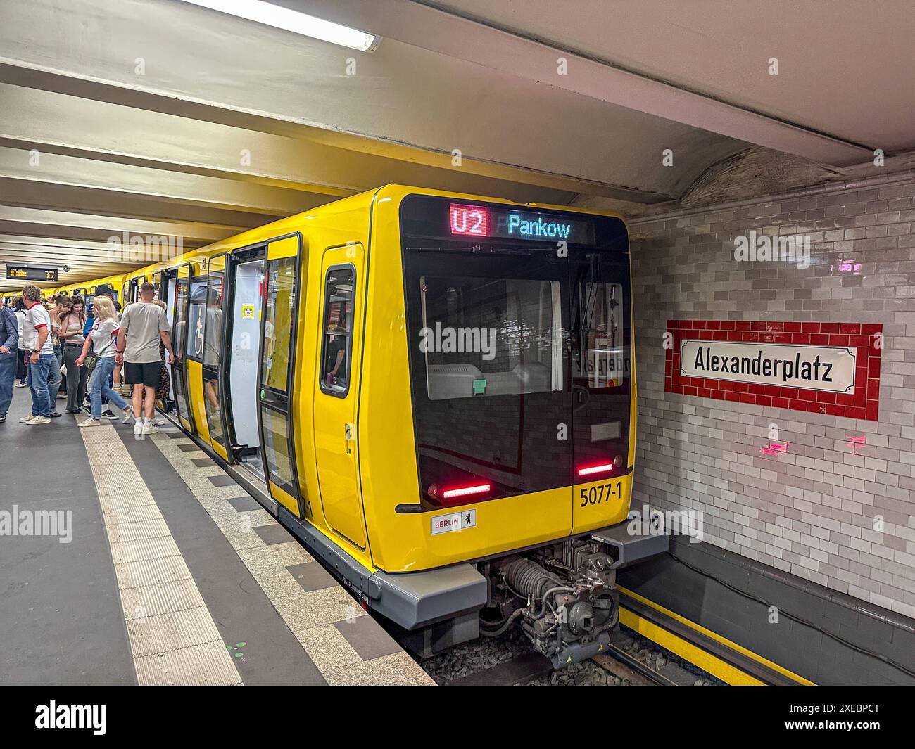 U-Bahn Zug der Linie U2 nach Pankow im Bahnhof Alexanderplatz. DEU, Deutschland, Berlin, 21.06. ...