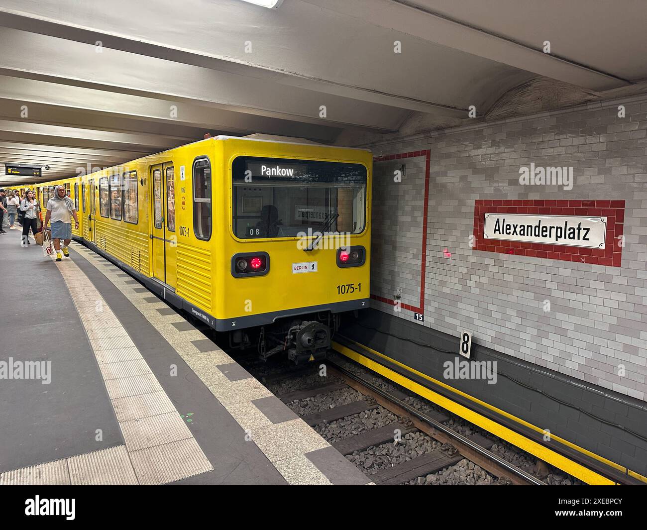 U-Bahn Zug der Linie U2 nach Pankow im Bahnhof Alexanderplatz. DEU, Deutschland, Berlin, 21.06. ...