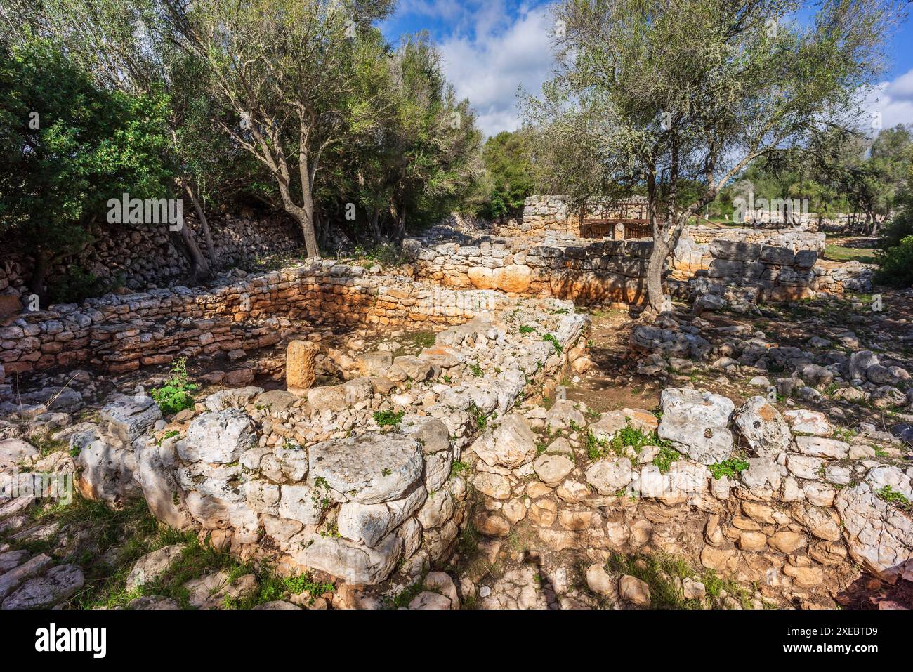 Talaiot and the semi-detached rooms from the talaiotic era (Iron Age ...