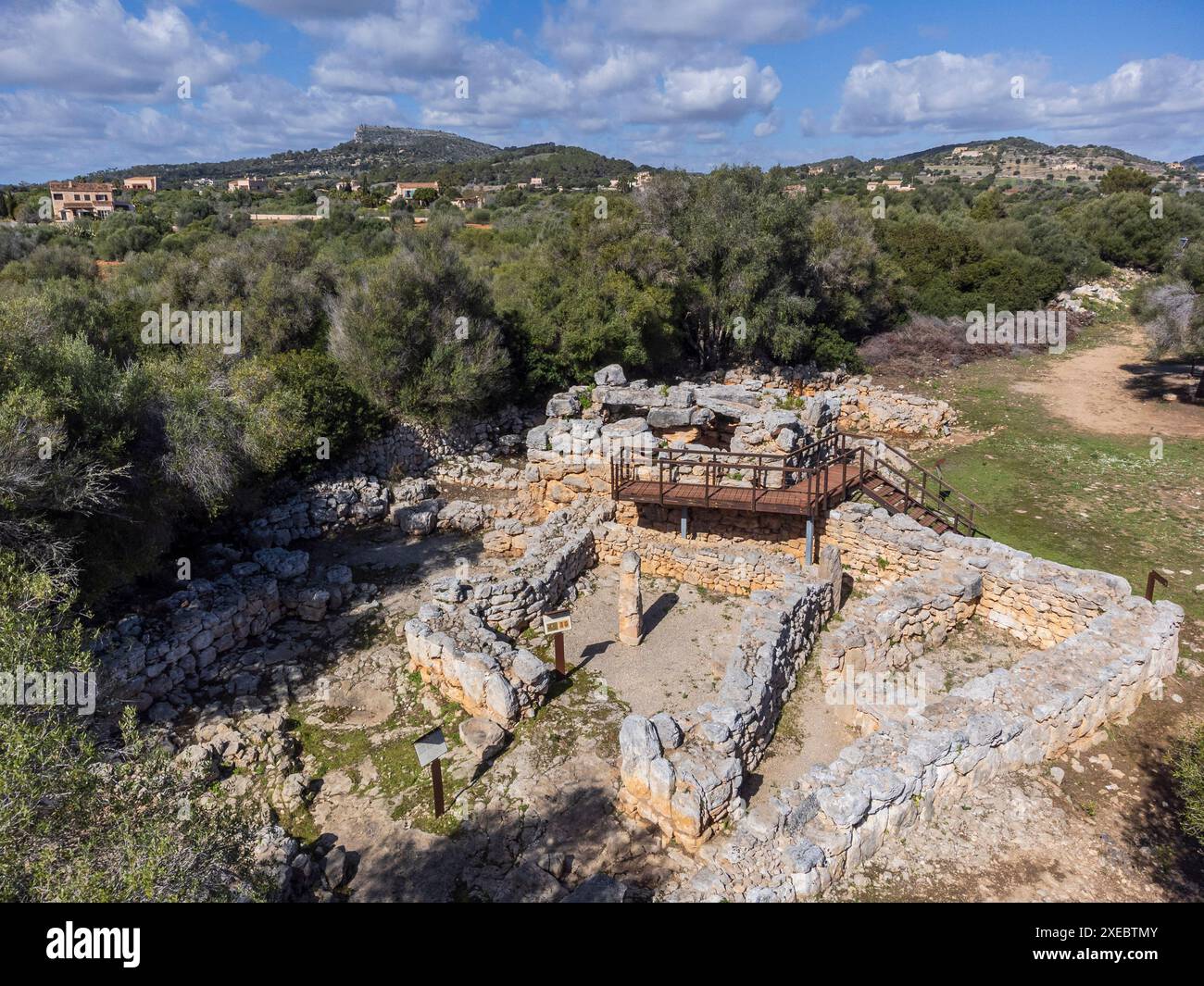 Talaiot and the semi-detached rooms from the talaiotic era (Iron Age ...