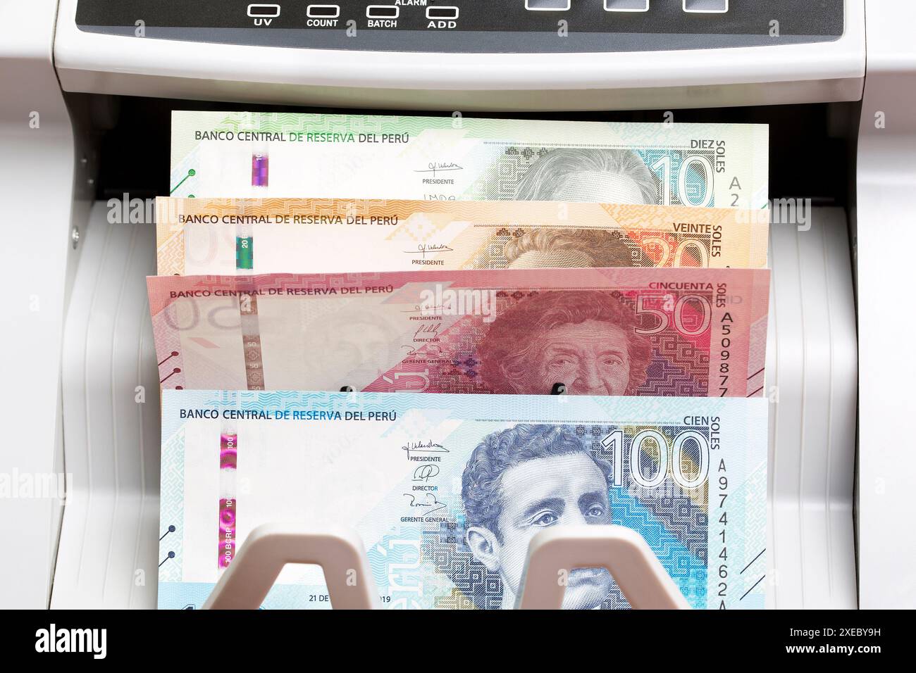 Peruvian money - sol in the counting machine Stock Photo - Alamy