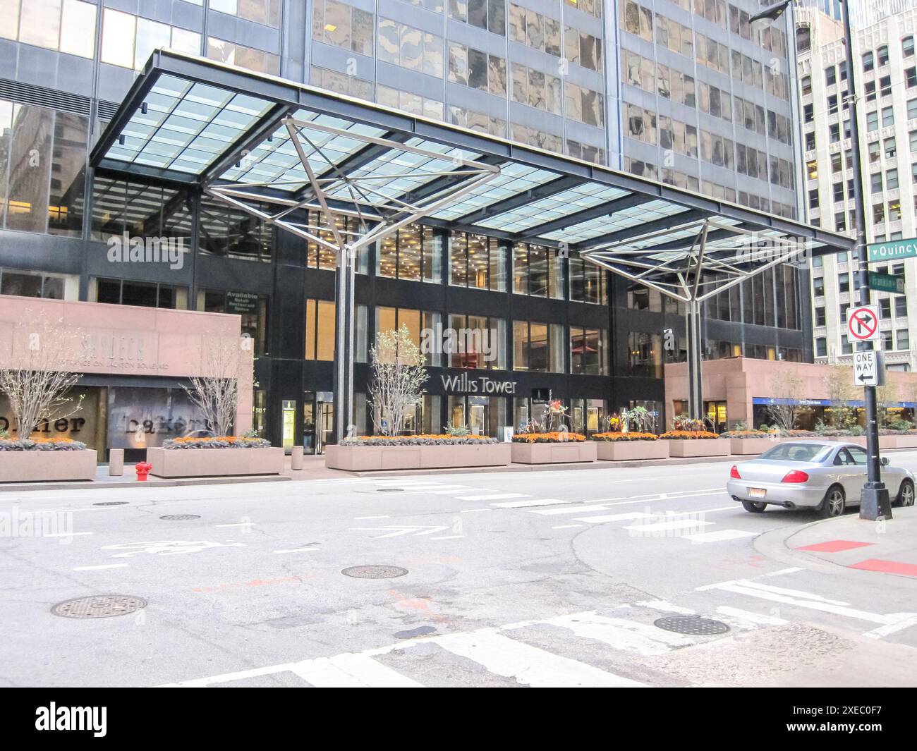 Willis tower chicago close up hi-res stock photography and images - Alamy