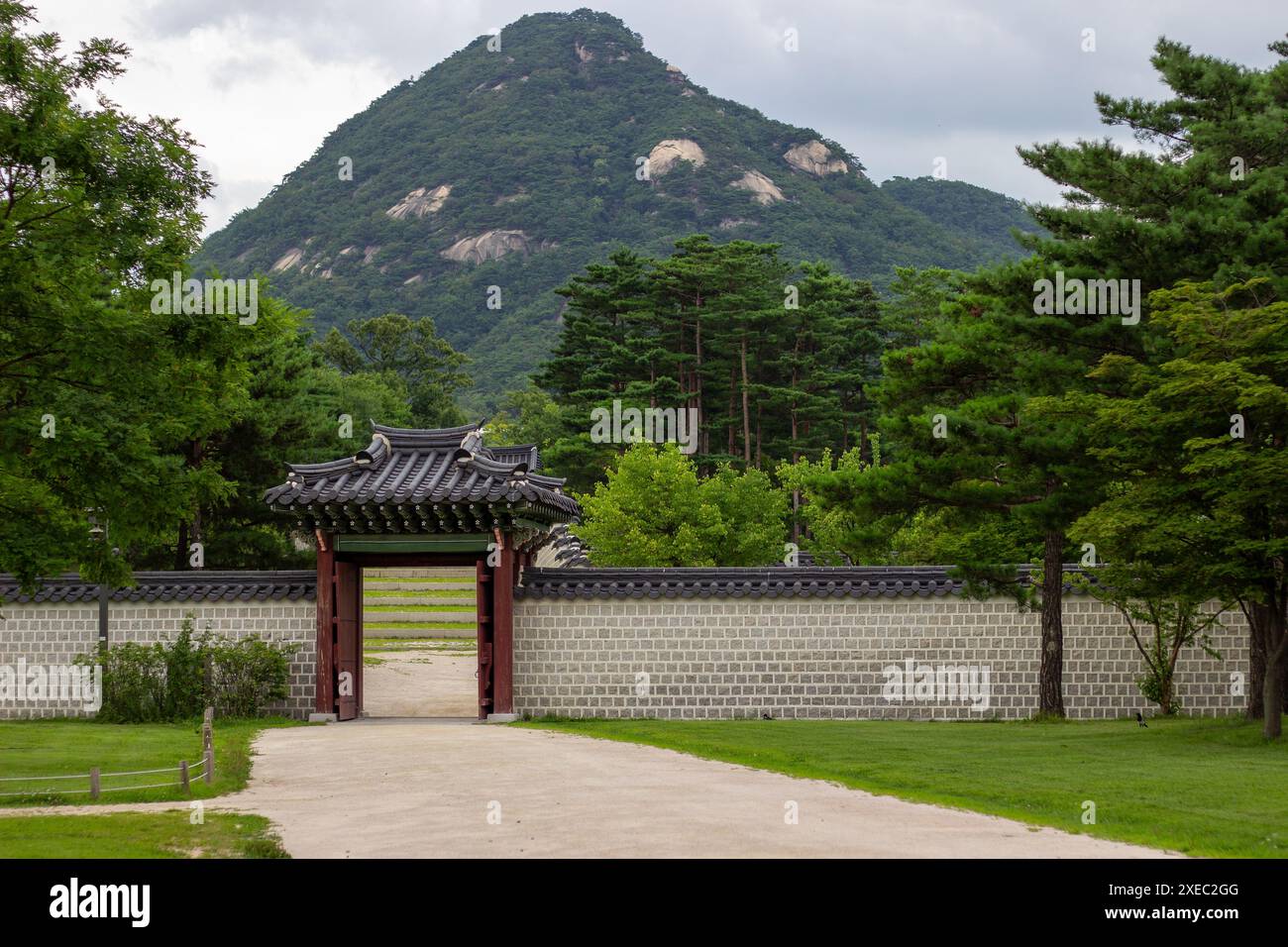 Bugaksan rises behind Gyeongbokgung Palace, providing a majestic ...