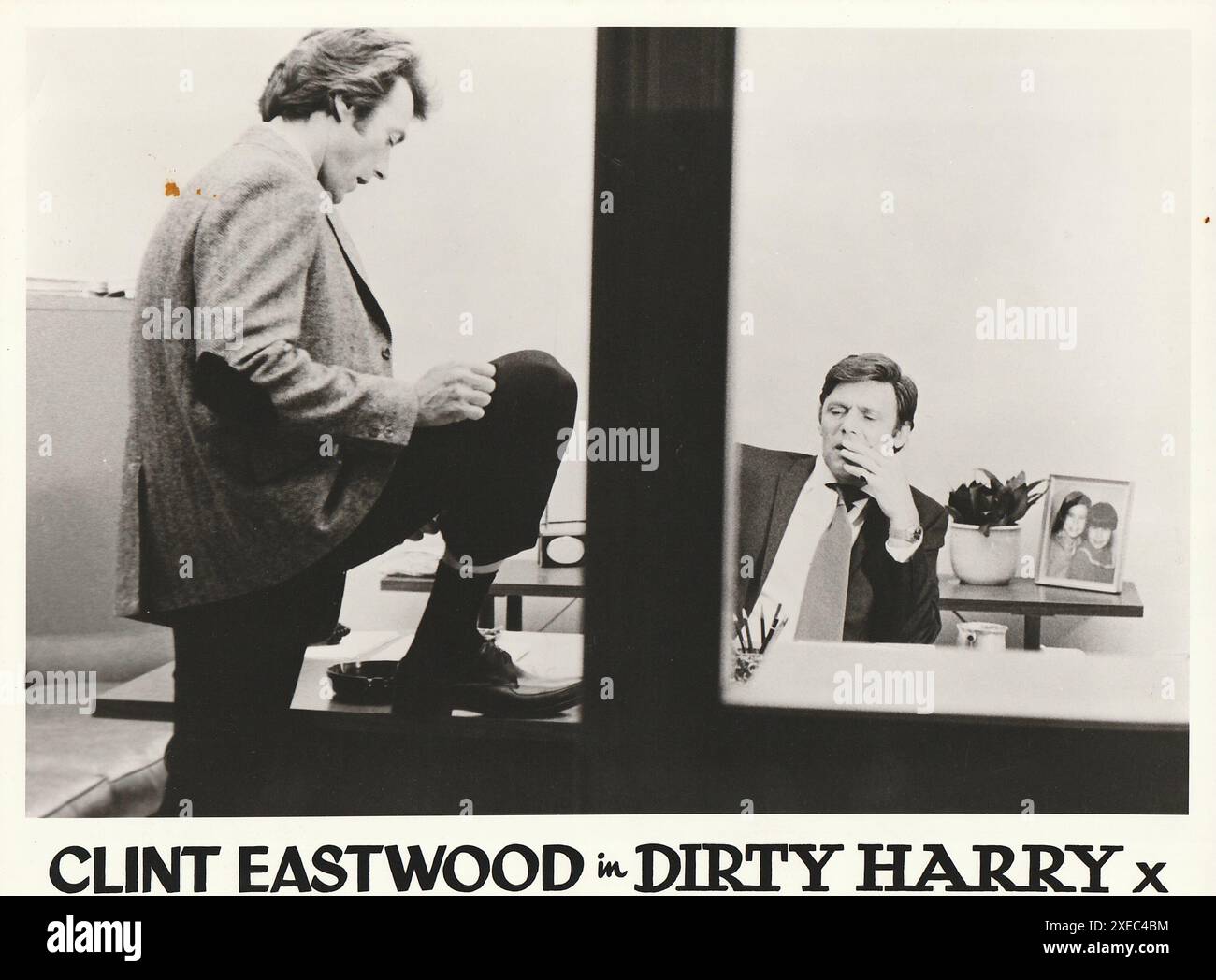 Dirty Harry (Warner Bros., 1971). Clint Eastwood Stock Photo - Alamy
