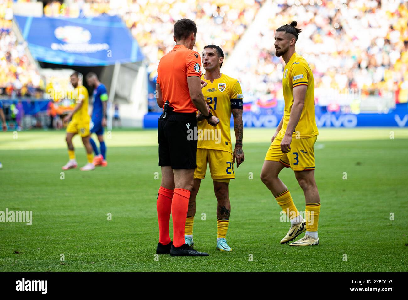Nicolae Claudiu Stanciu (Rumaenien, #21) diskutiert mit Referee Daniel ...