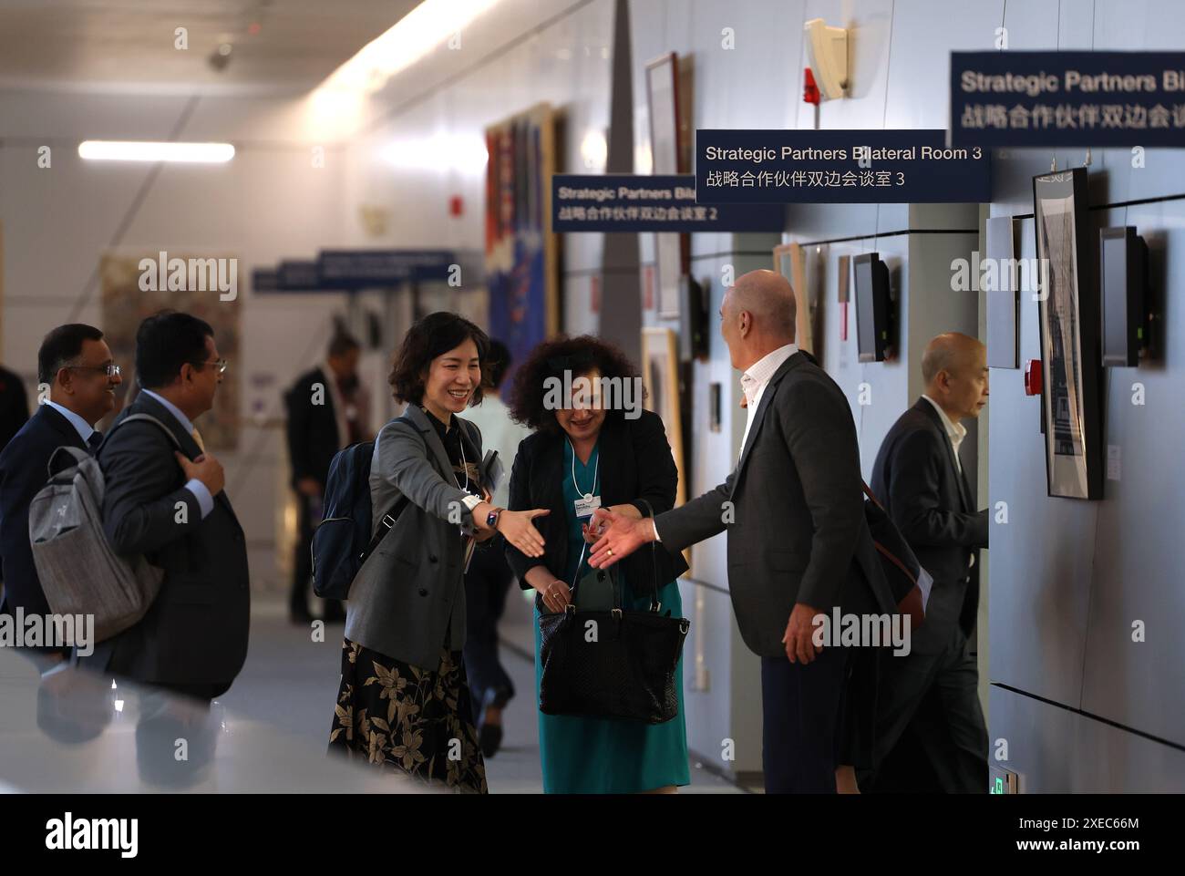 (240627) -- DALIAN, June 27, 2024 (Xinhua) -- Participants shake hands ...