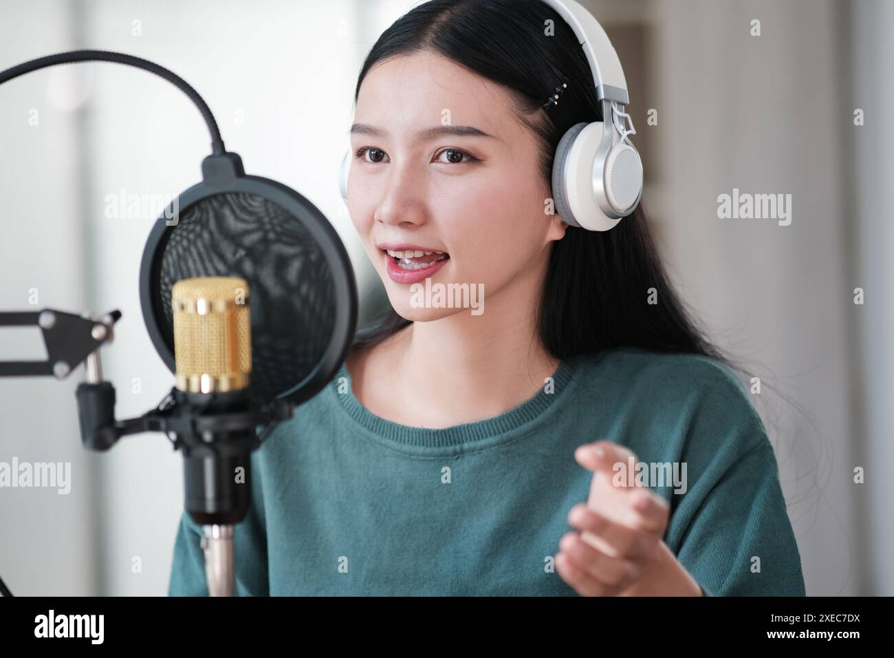 Woman singing headphones indoors hi-res stock photography and images ...