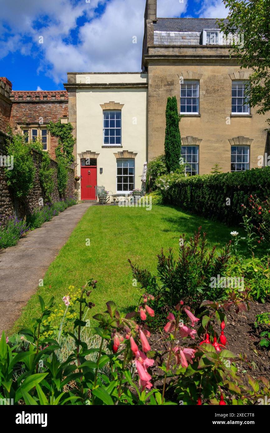 A very small and narrow Georgian style cottage in a longer terrace of ...
