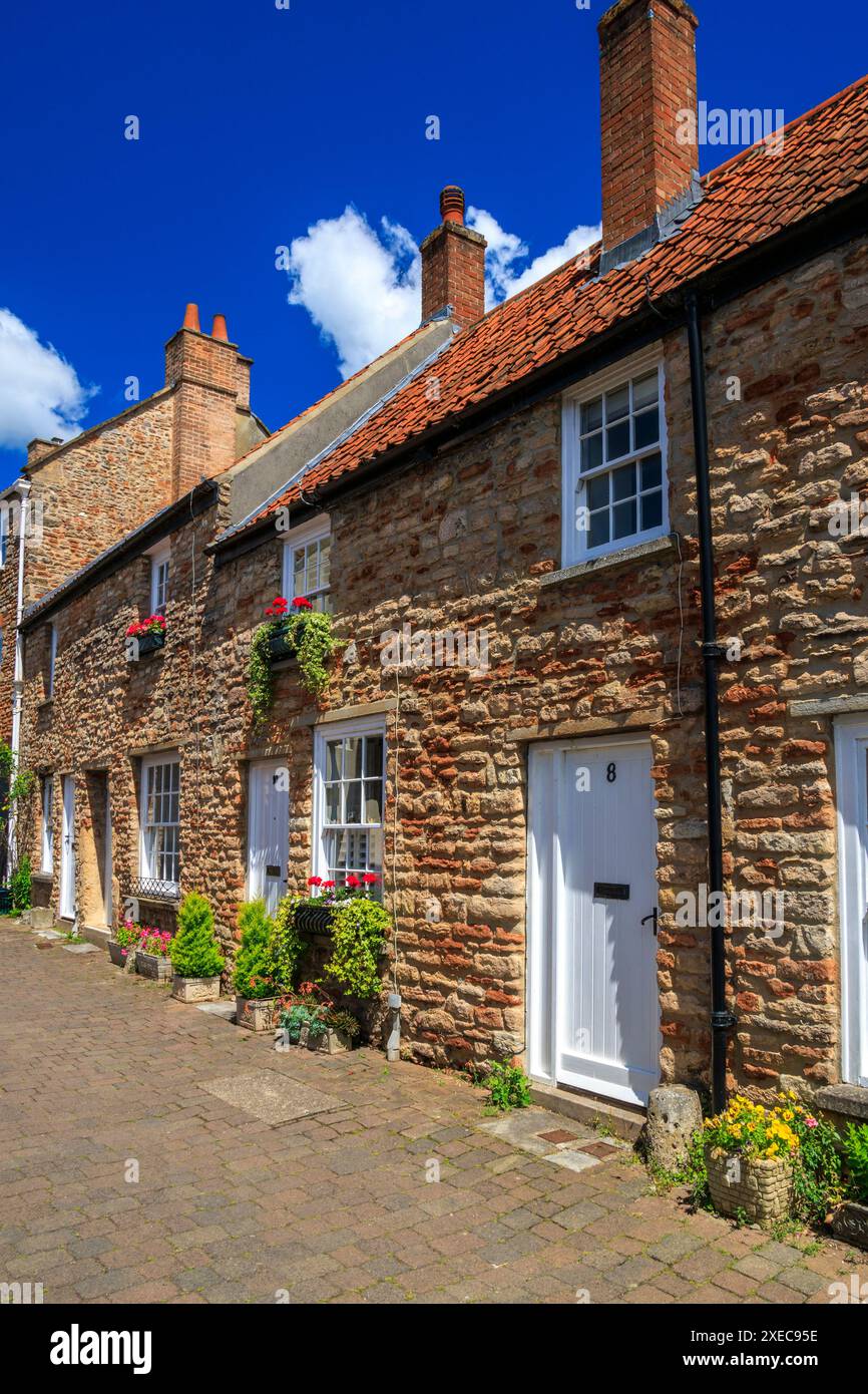 English country stone cottages hi-res stock photography and images - Alamy
