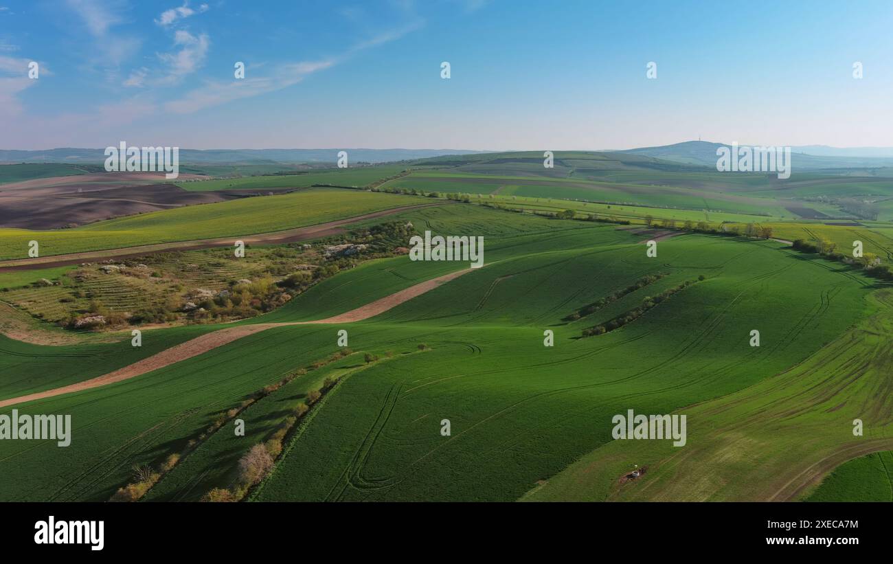 Green landscape hills fields hi-res stock photography and images - Alamy