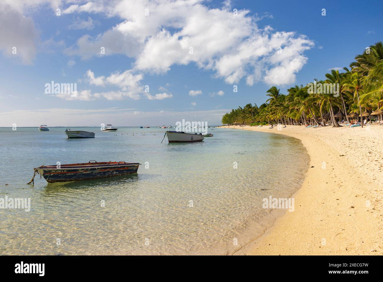 Beautiful tropical beach at Le Morne on the Indian Ocean island of ...