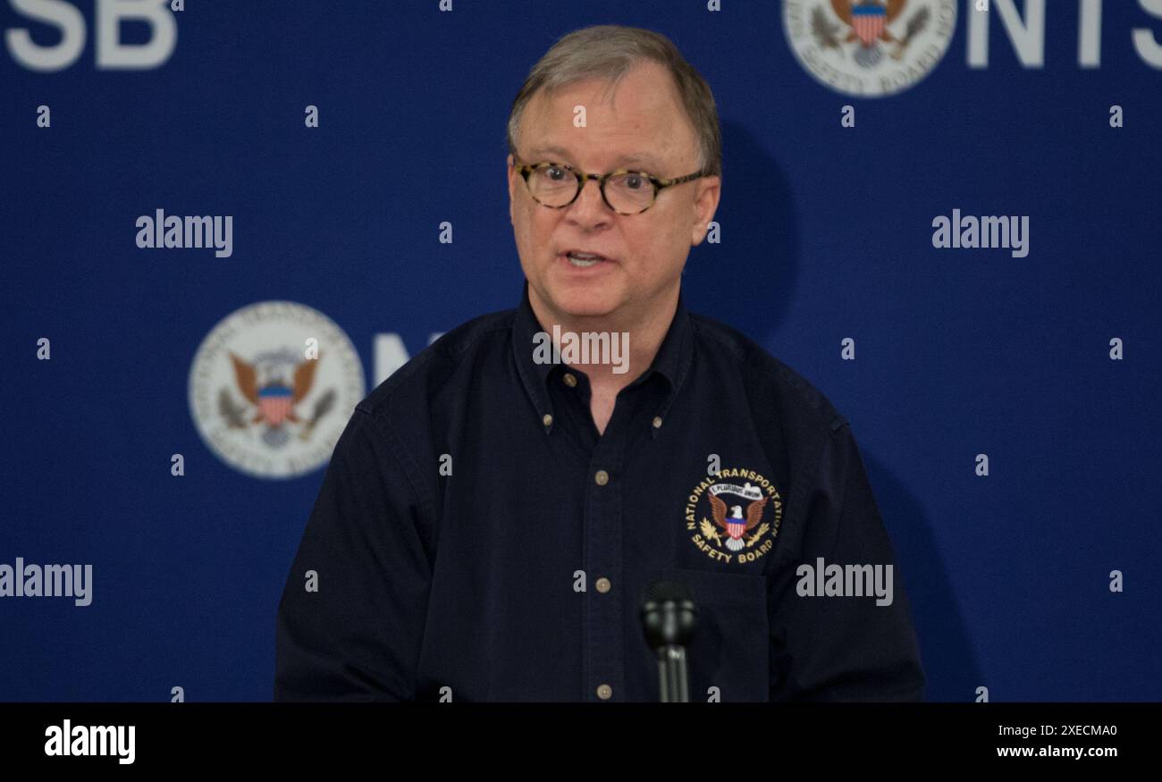 NTSB Board Member Robert Sumwalt briefs media on status of the grade ...
