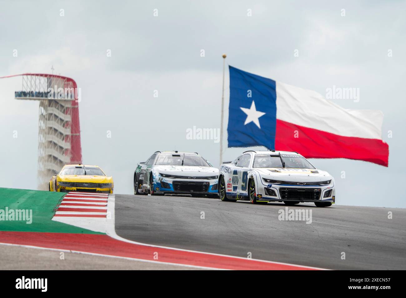 Chase Elliott races for position for the EchoPark Automotive Grand Prix ...