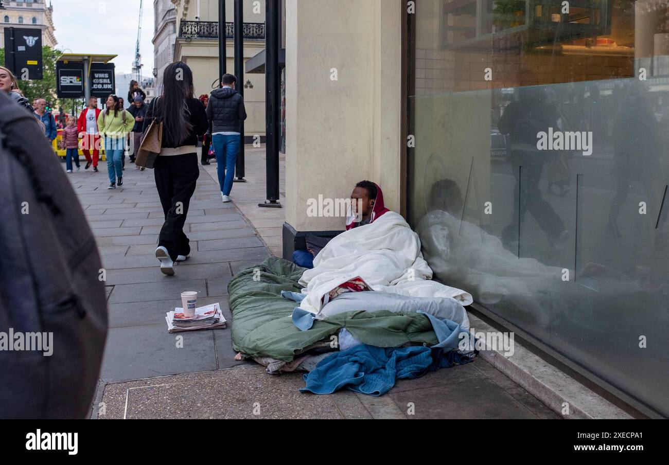 Homeless on streets of London , England , UK Stock Photo - Alamy