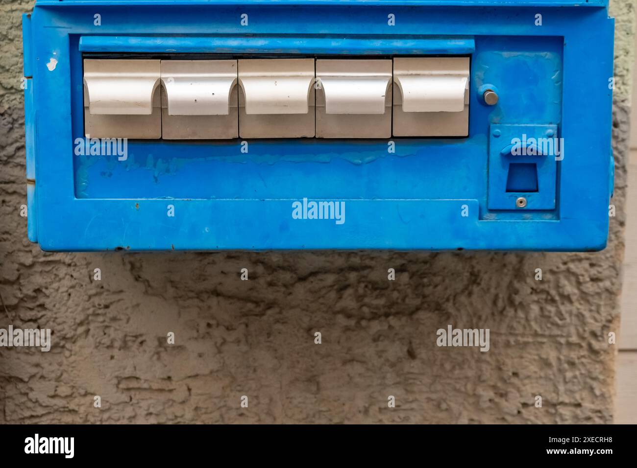 Old cigarette machine hi-res stock photography and images - Alamy