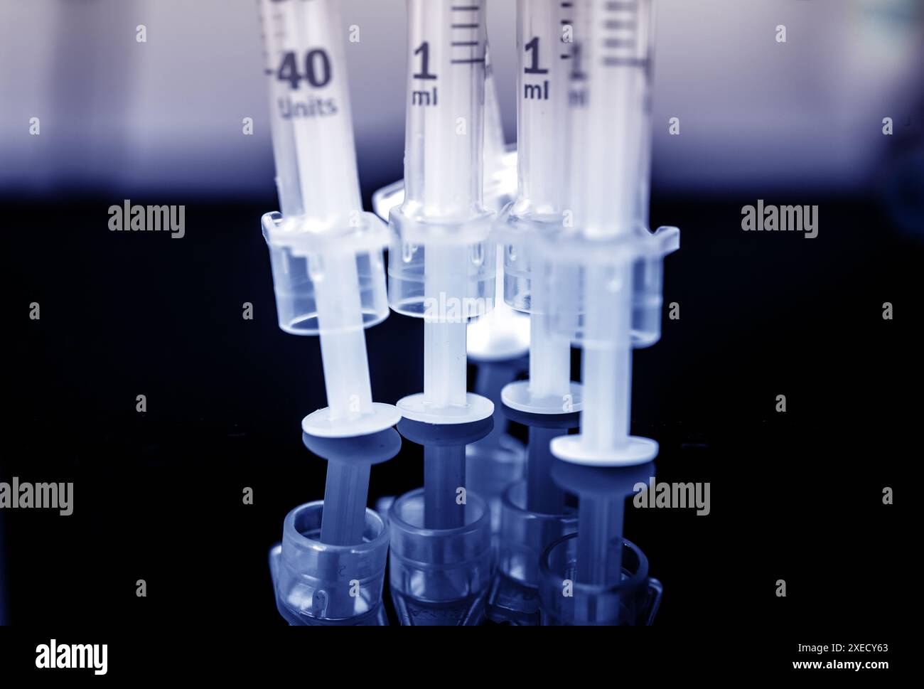 Syringe array hi-res stock photography and images - Alamy