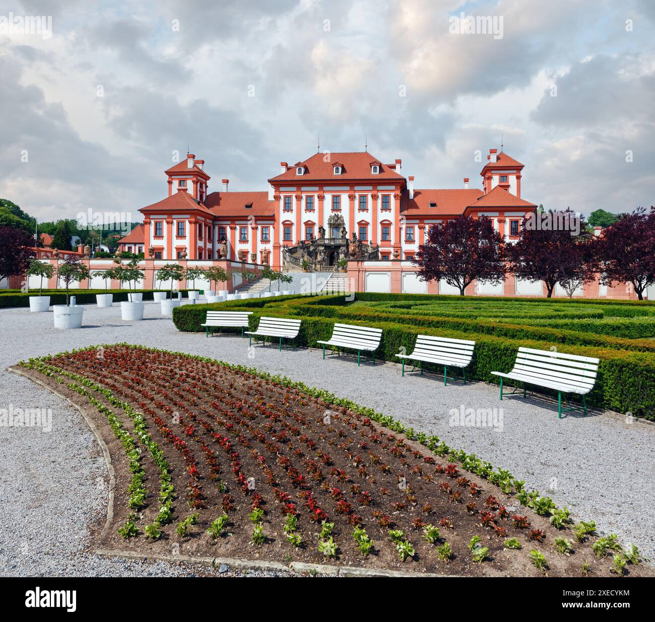 View sculpture red palace hi-res stock photography and images - Alamy