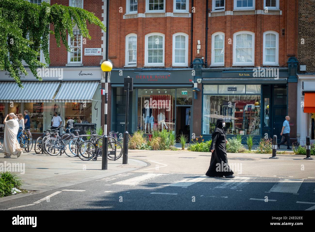 LONDON- JUNE 26, 2024: Marylebone High Street shopping scene. Upmarket ...
