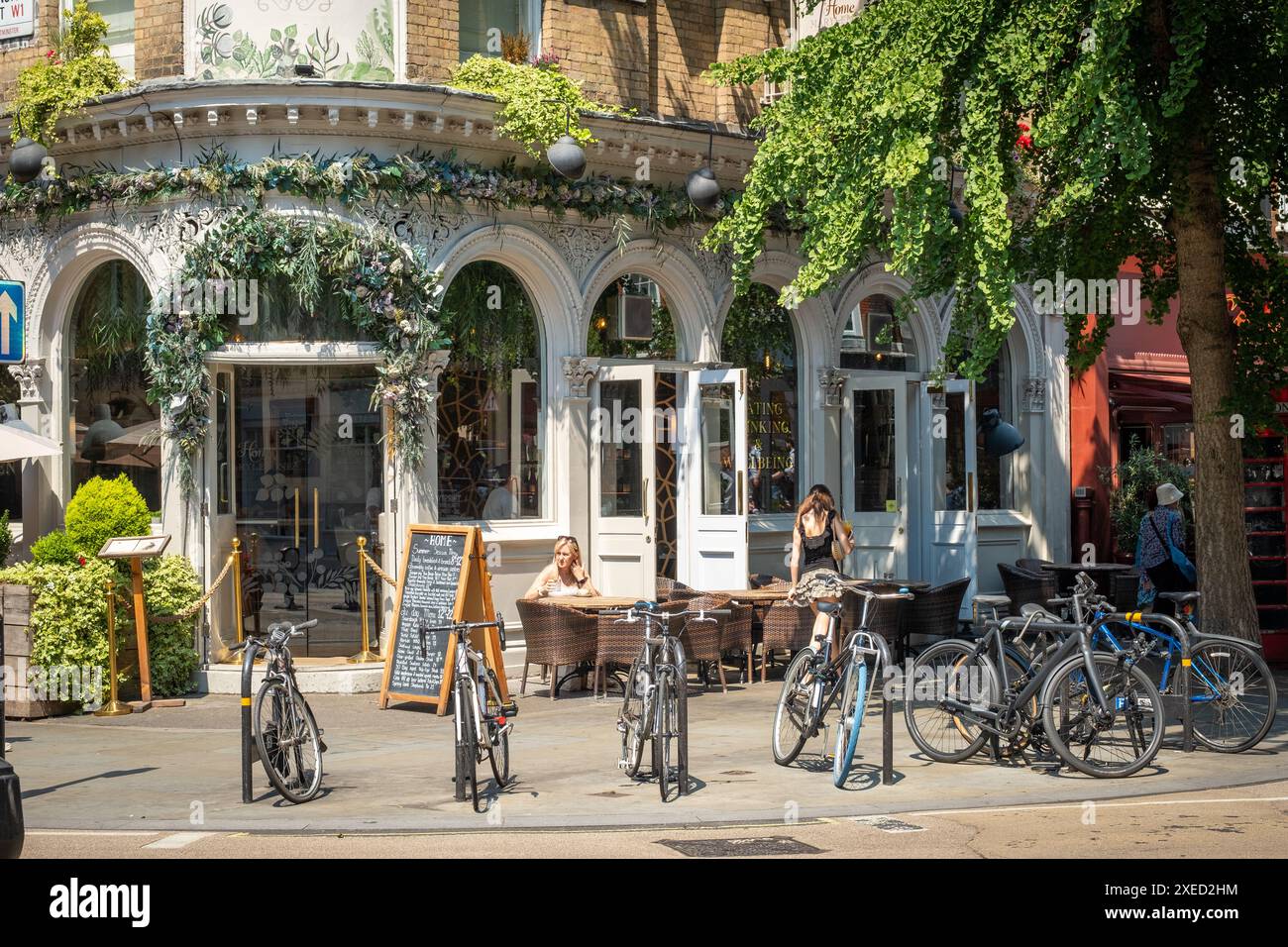 LONDON- JUNE 26, 2024: Marylebone High Street shopping scene. Upmarket ...
