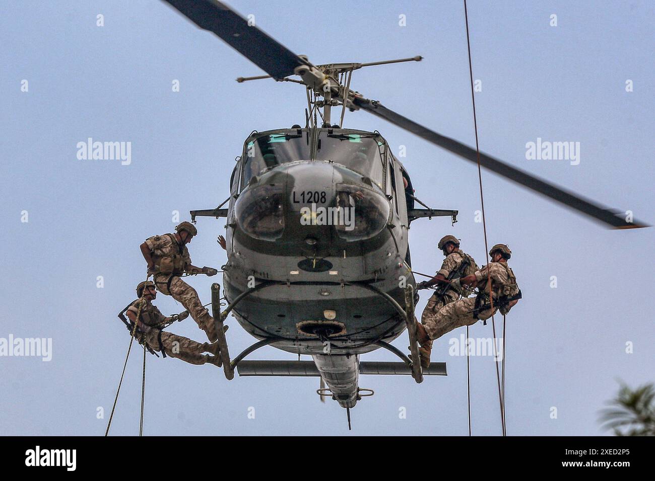 Kuwait army helicopter hi-res stock photography and images - Alamy
