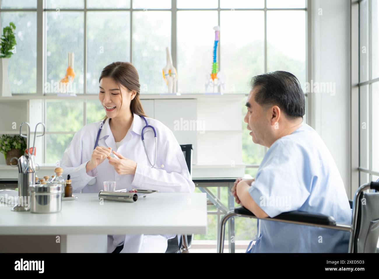 Doctor explains to hi-res stock photography and images - Alamy