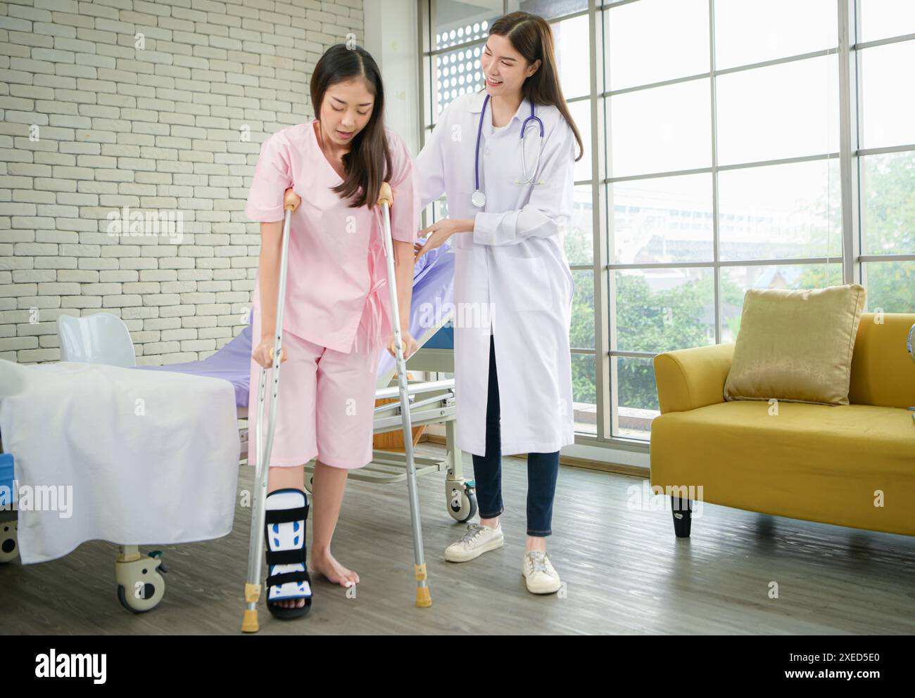 Doctor examining legs female patient hi-res stock photography and ...