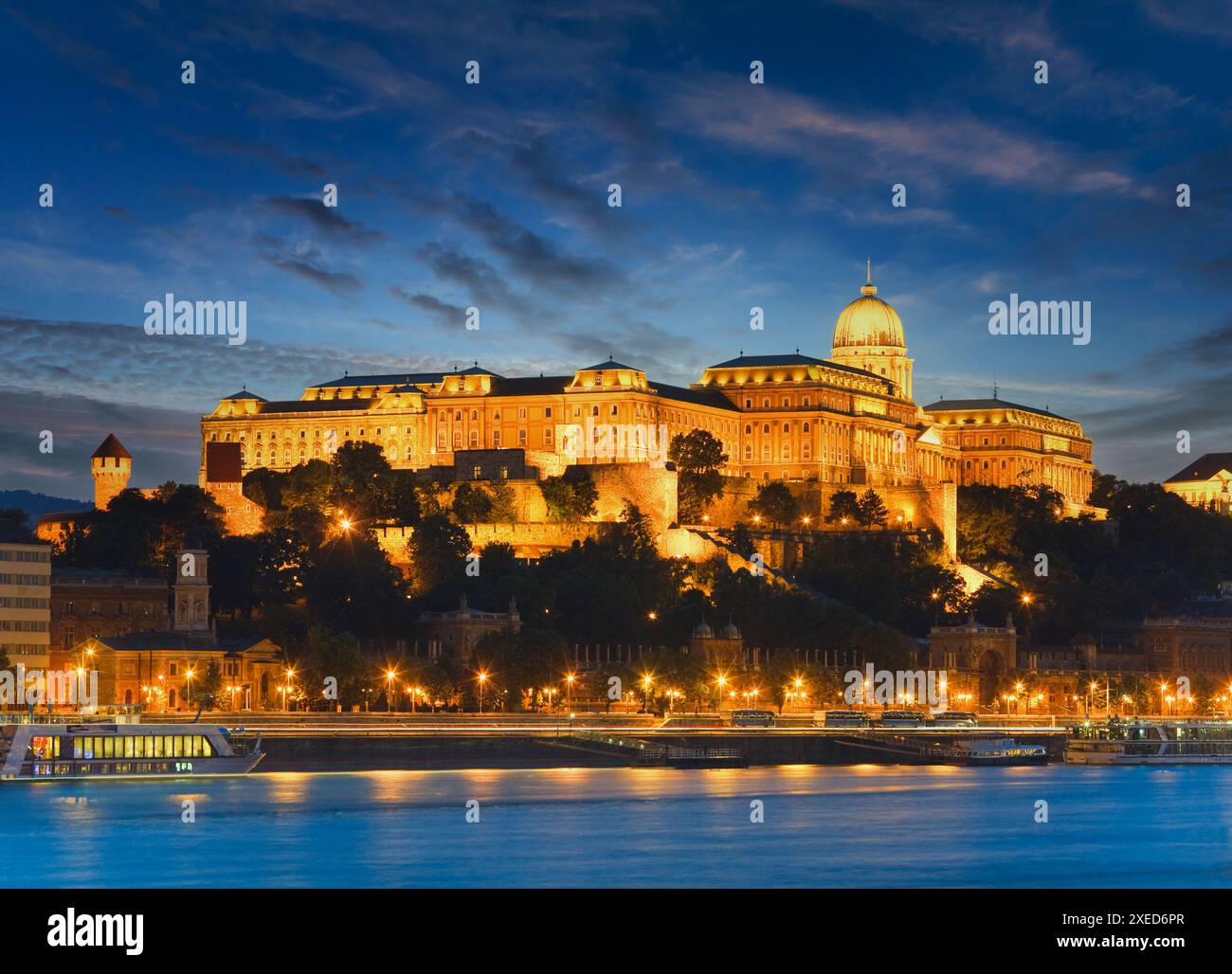 Night view national palace hi-res stock photography and images - Alamy
