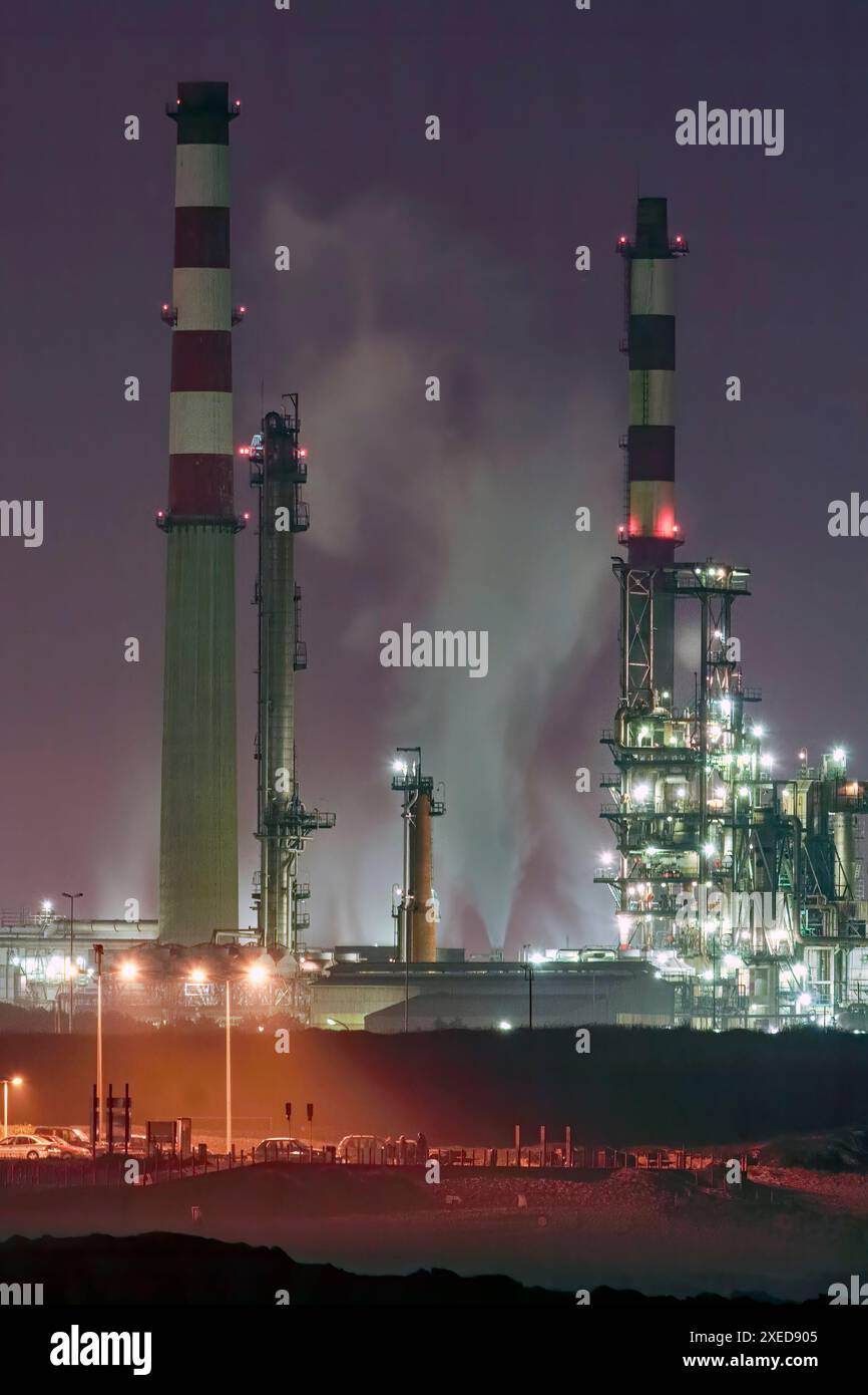 Environmental pollution large oil refinery hi-res stock photography and ...