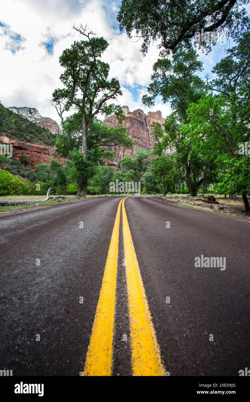 Open road stretches horizon hi-res stock photography and images - Alamy