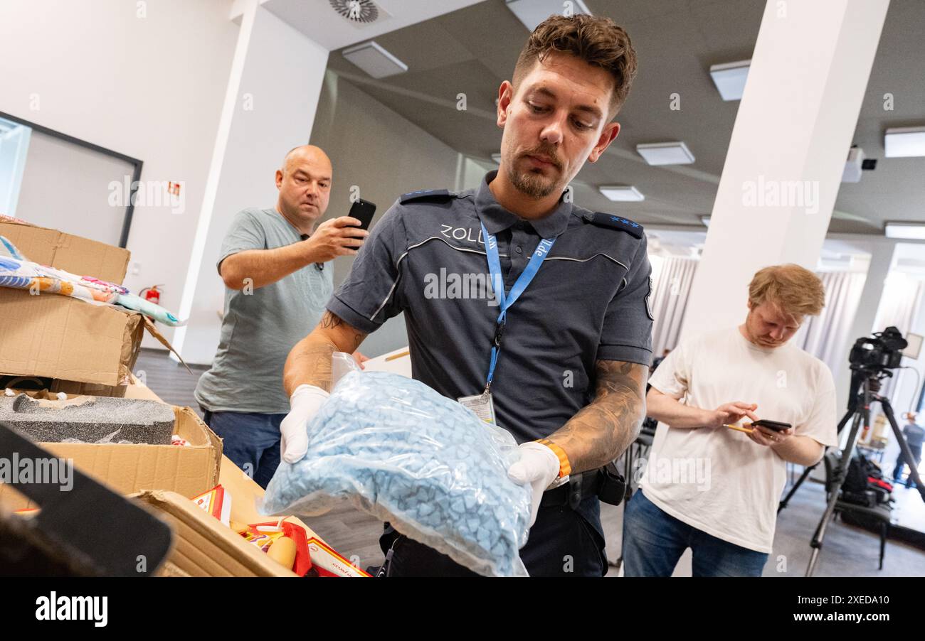 Cologne, Germany. 27th June, 2024. A customs officer shows a bag containing several thousand ...