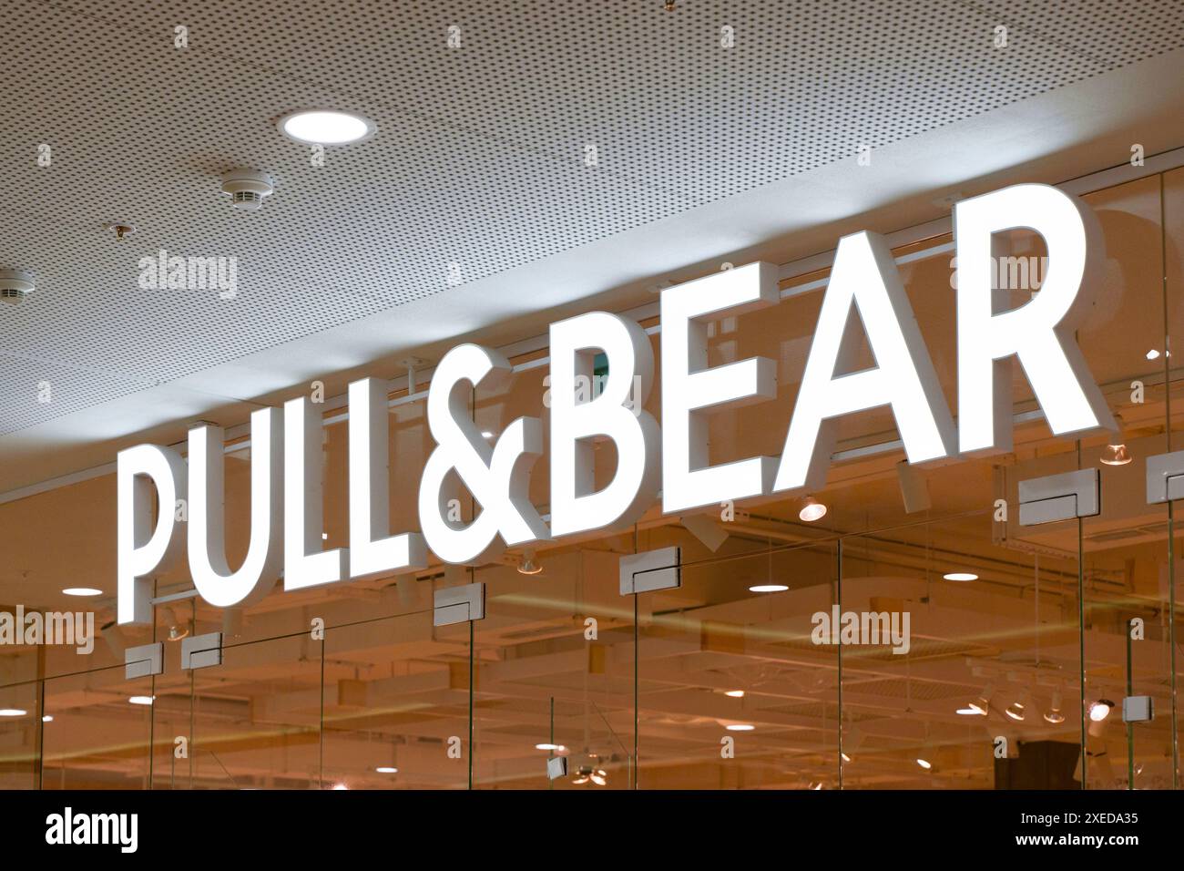 Pullandbear logo hi-res stock photography and images - Alamy