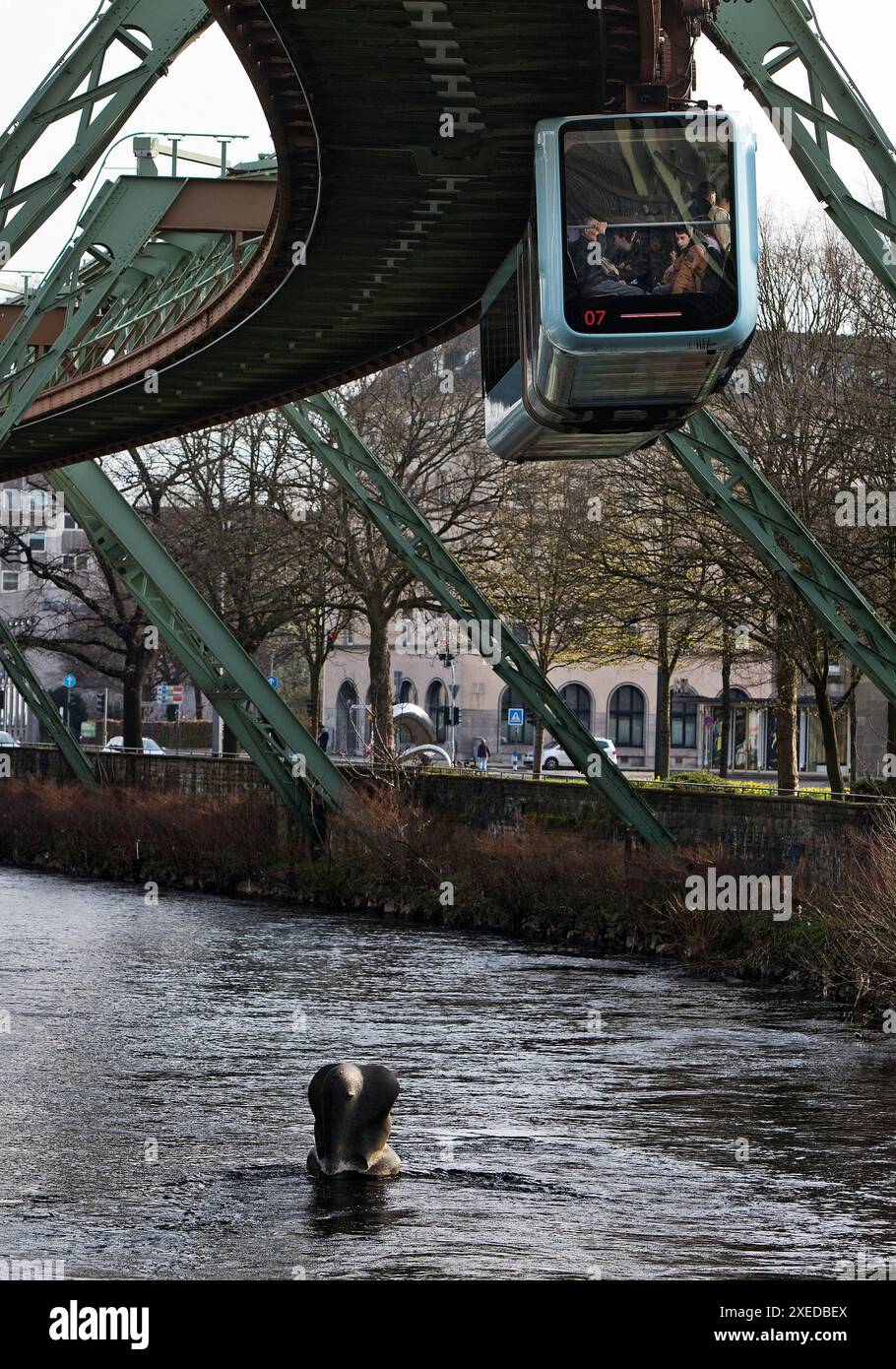 Schwebebahn und Skulptur von Bernd Bergkemper in der Wupper die an den ...
