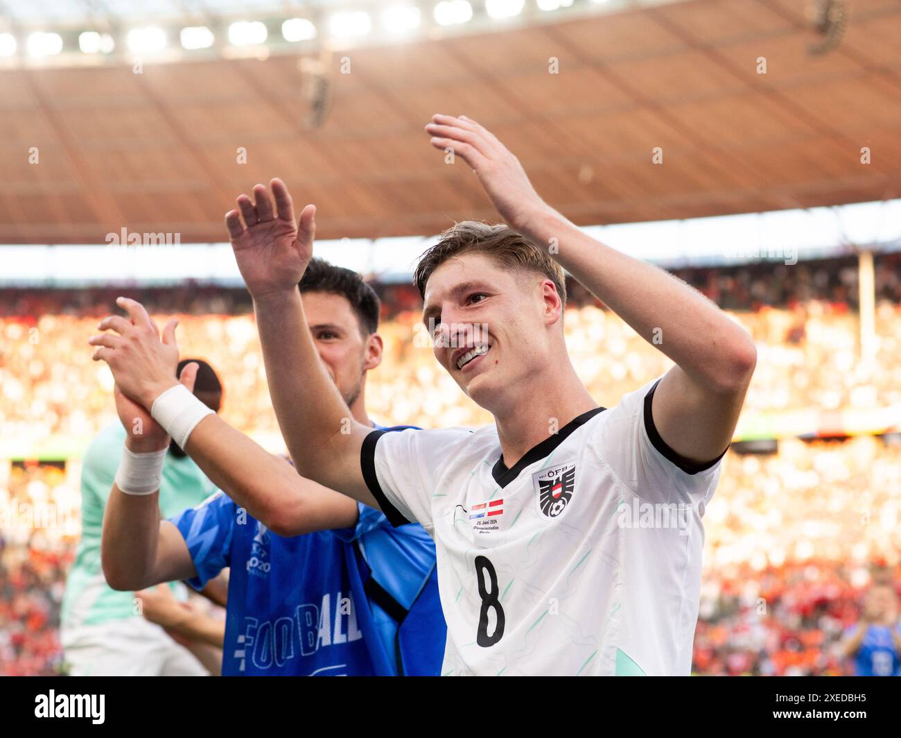 Alexander Prass (Oesterreich, #08) bedankt sich bei den Fans und jubelt ...