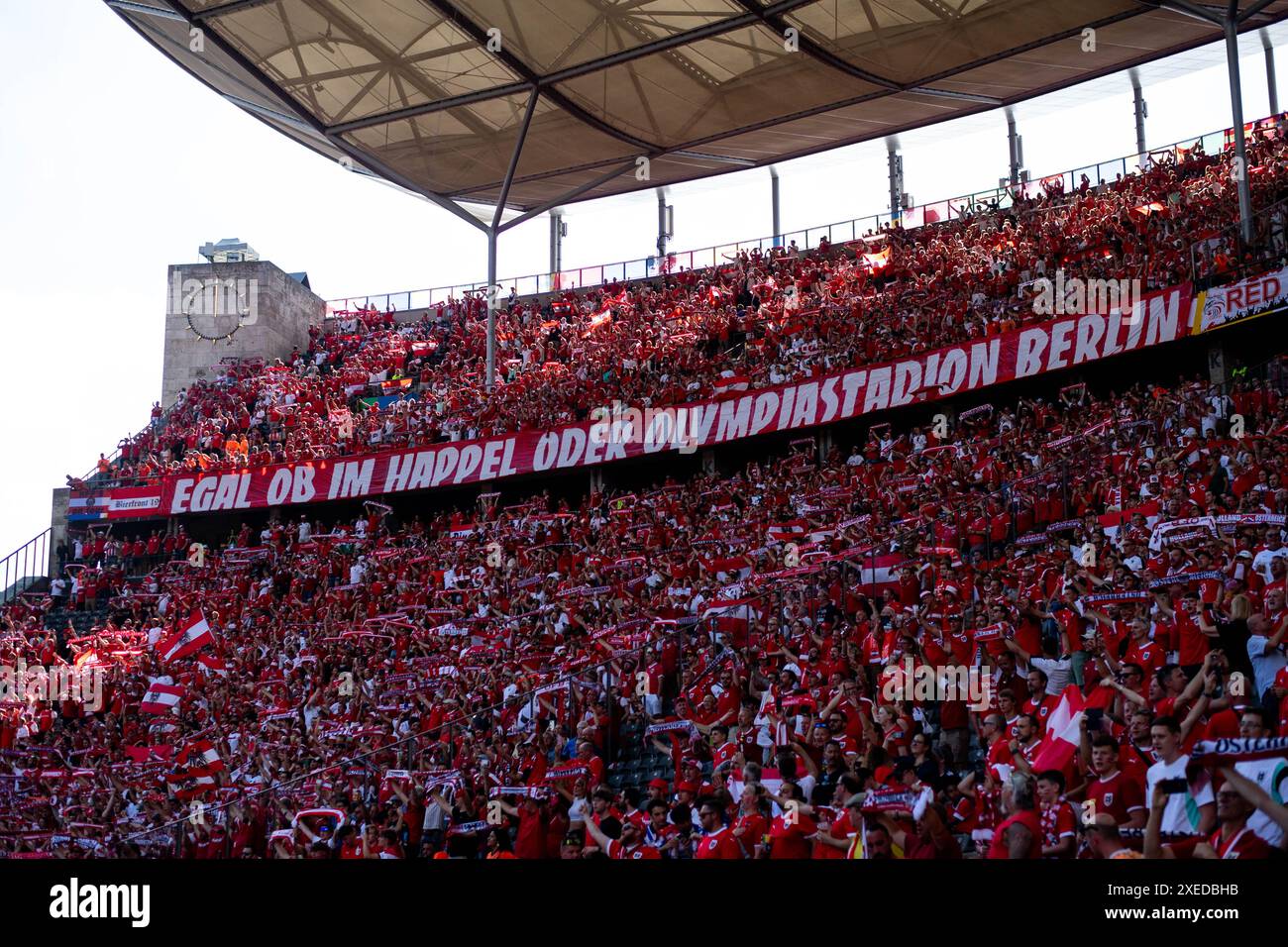Fans von Oesterreich mit Banner Egal ob Happel oder Olympiastadion ...