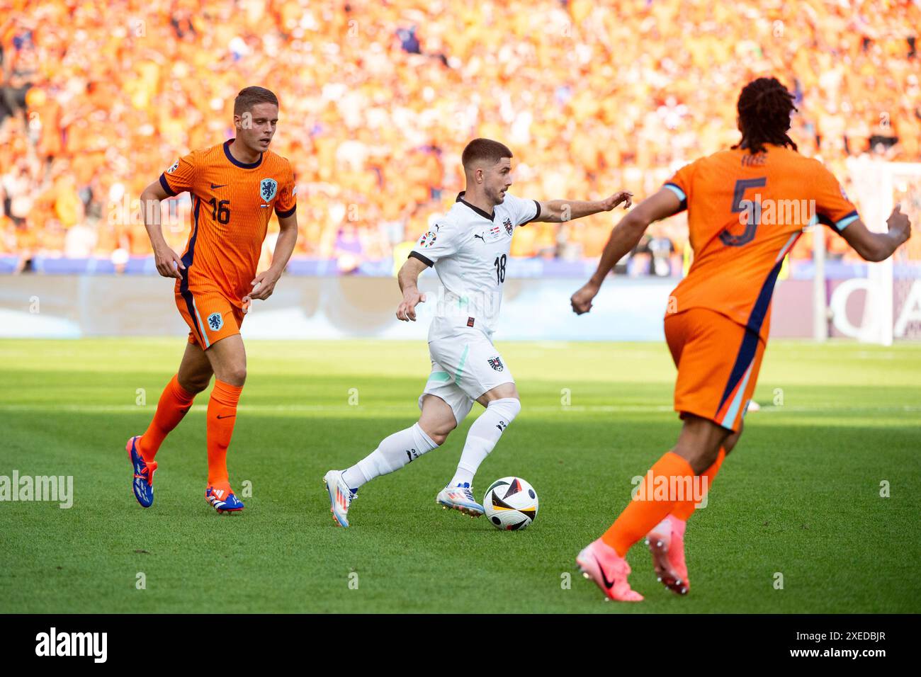 Romano Schmid (Oesterreich, #18) im Zweikampf mit Joey Veerman (Niederlande, #16), Nathan Ake ...