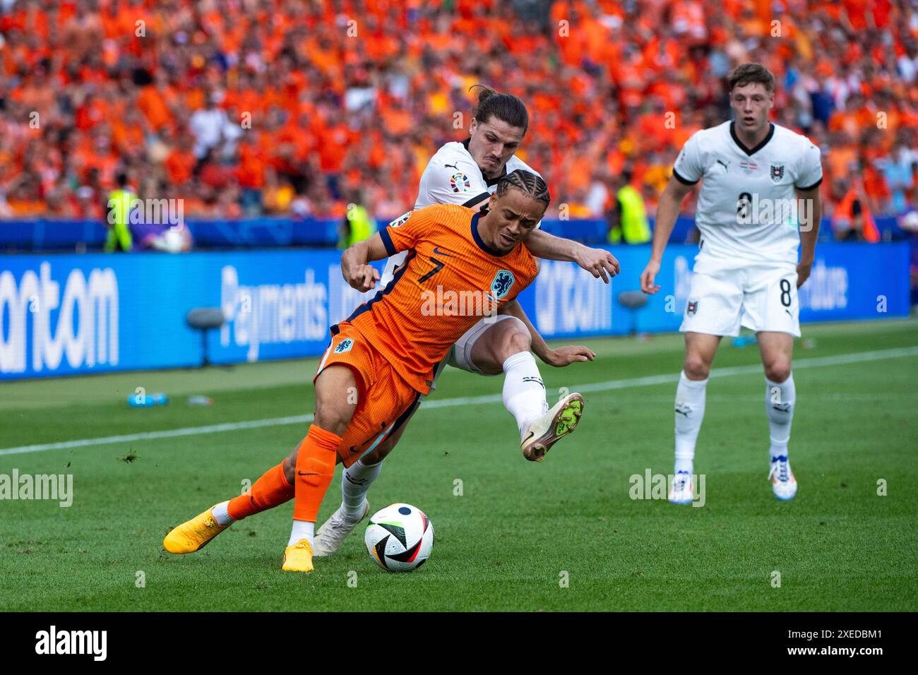 Xavi Simons (Niederlande, #07) im Zweikampf mit Marcel Sabitzer (Oesterreich, #09), dahinter ...