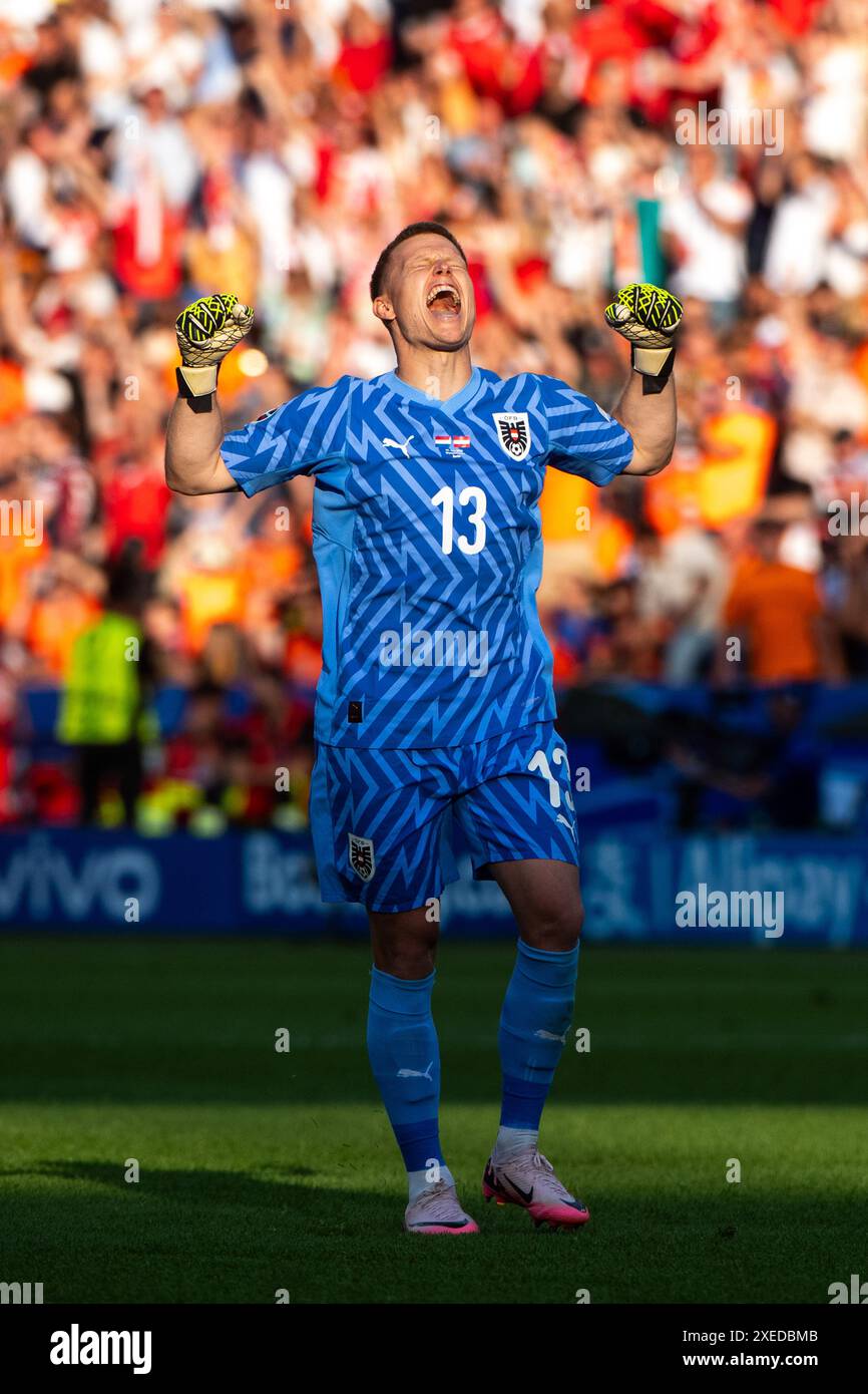 Patrick Pentz (Oesterreich, #13) jubelt ueber das Tor zum 2:3 ...