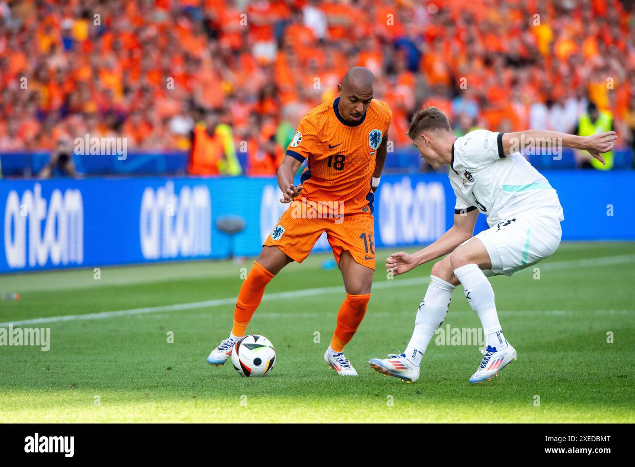 Donyell Malen (Niederlande, #18) im Zweikampf mit Alexander Prass (Oesterreich, #08), GER ...