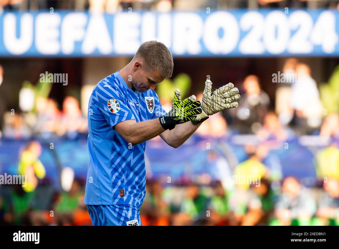 Patrick Pentz (Oesterreich, #13) jubelt ueber das Tor zum 2:3 ...