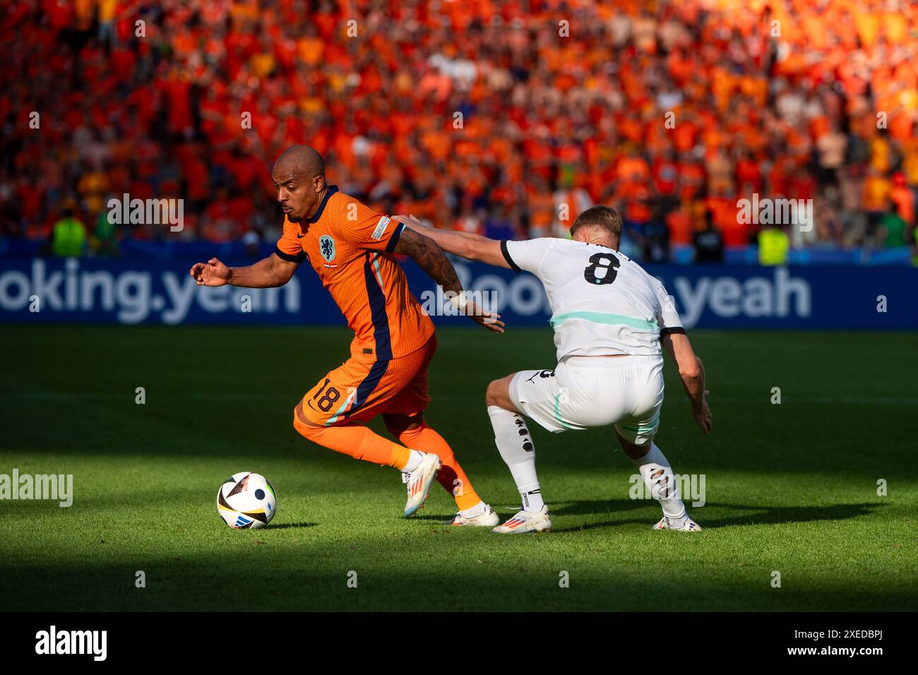 Donyell Malen (Niederlande, #18) im Zweikampf mit Alexander Prass (Oesterreich, #08), GER ...