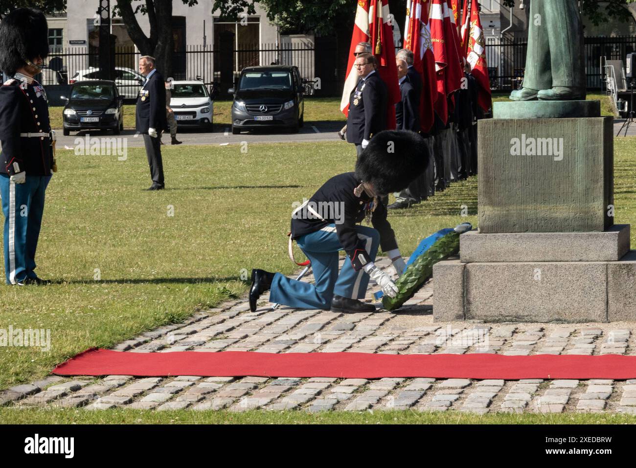A guard lays a wreath during the Anniversary Parade. at Rosenborg ...