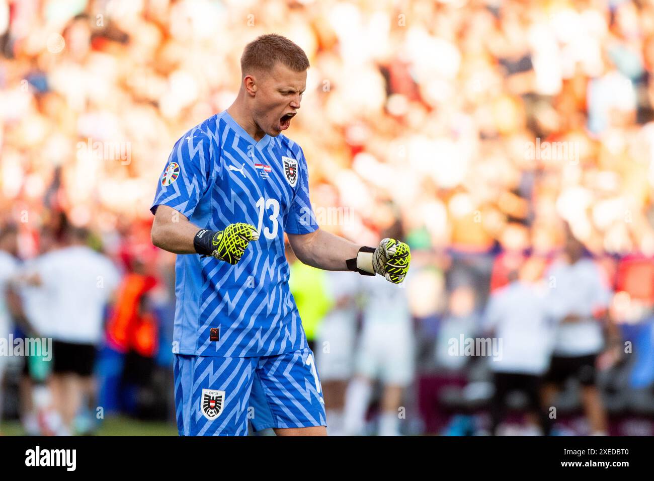 Patrick Pentz (Oesterreich, #13) jubelt ueber das Tor zum 2:3 ...