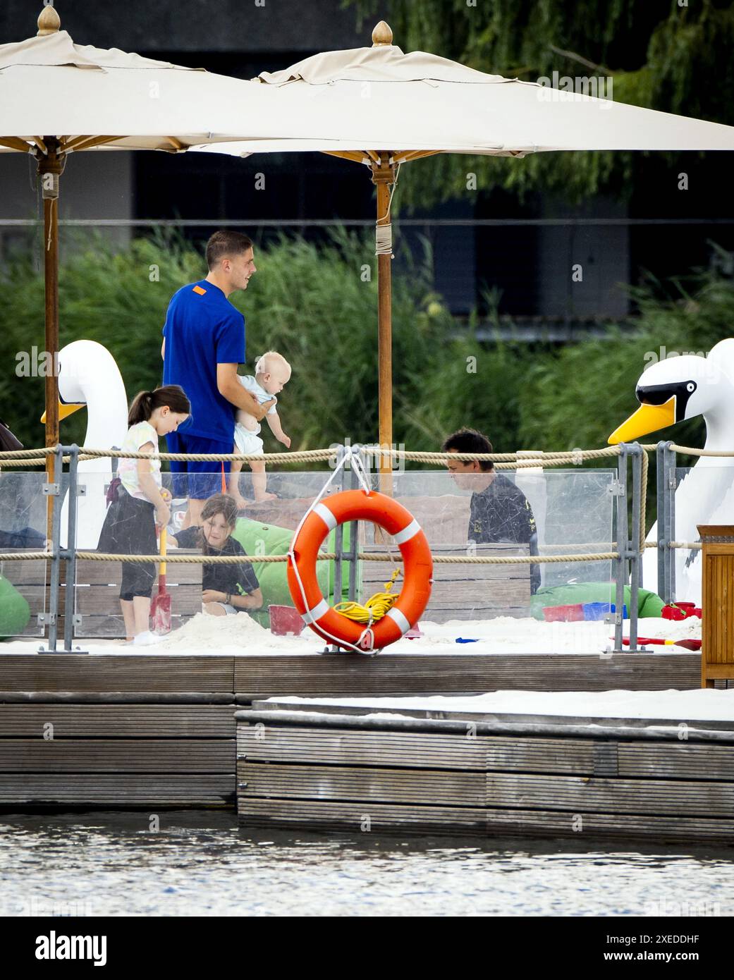 WOLFSBURG - Joey Veerman with his son from the Dutch national team cool ...